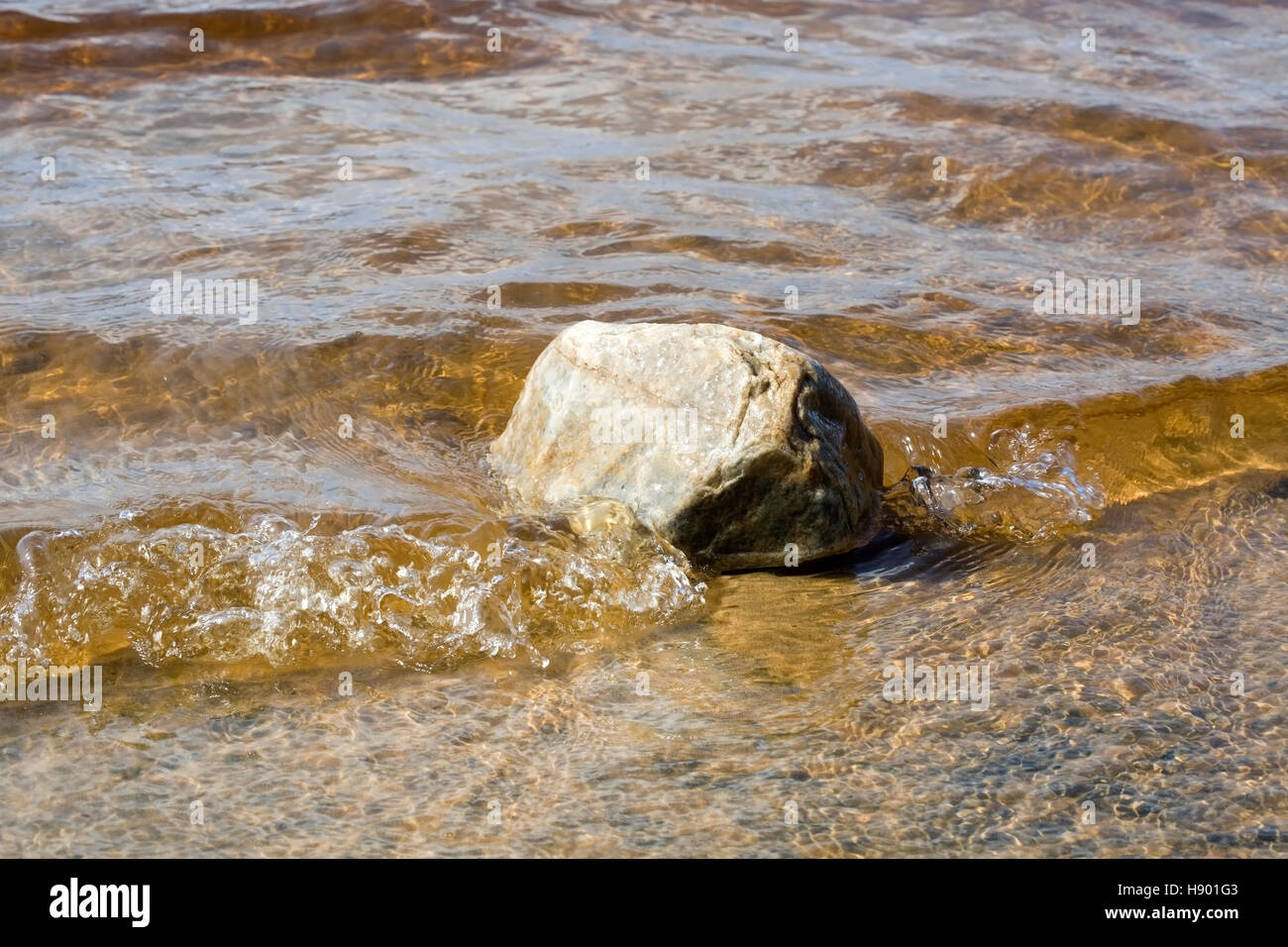 Wave hitting stone hi-res stock photography and images - Alamy
