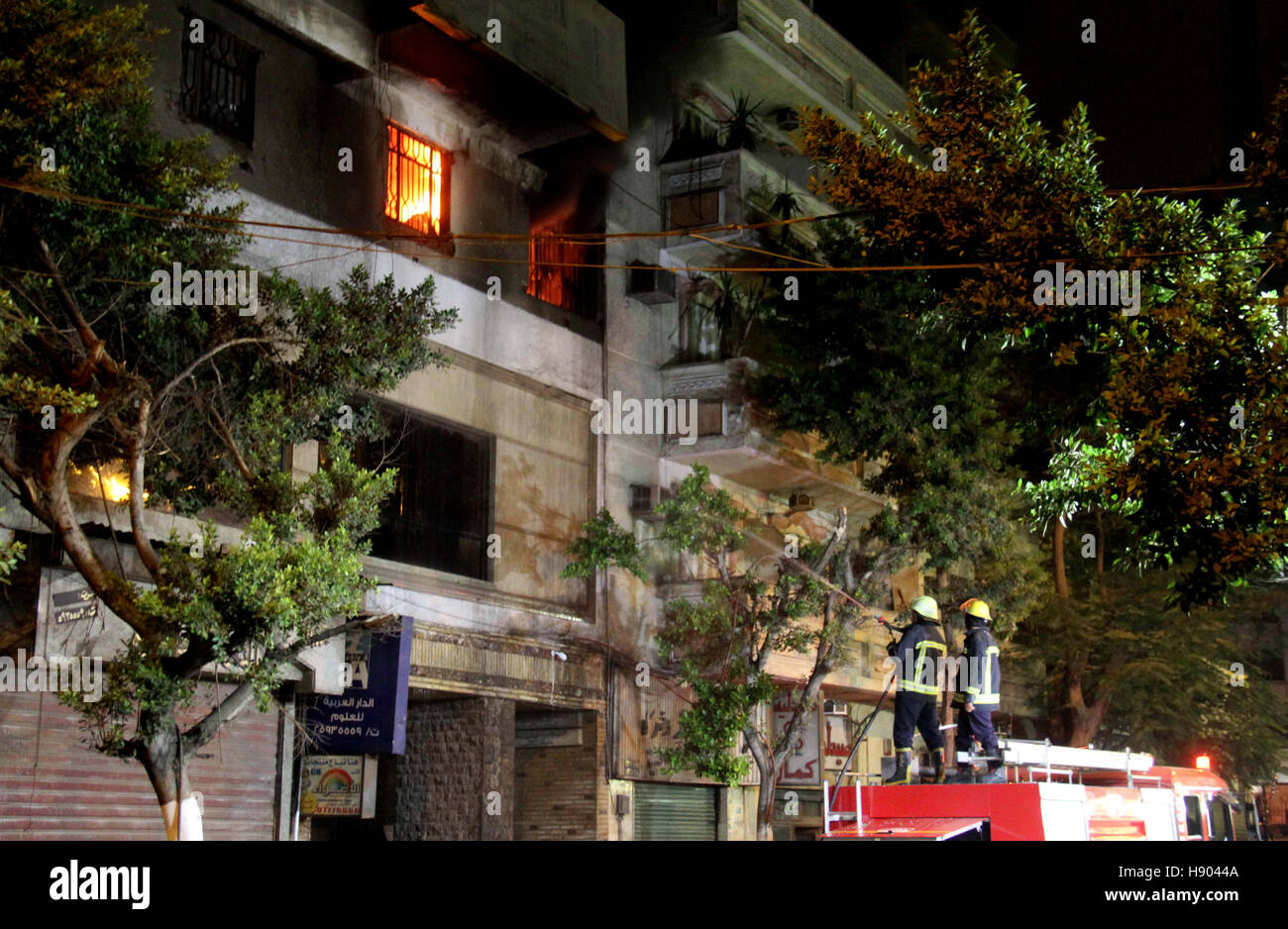Cairo, Egypt. 16th Nov, 2016. Egyptians gather as Civil defense ...