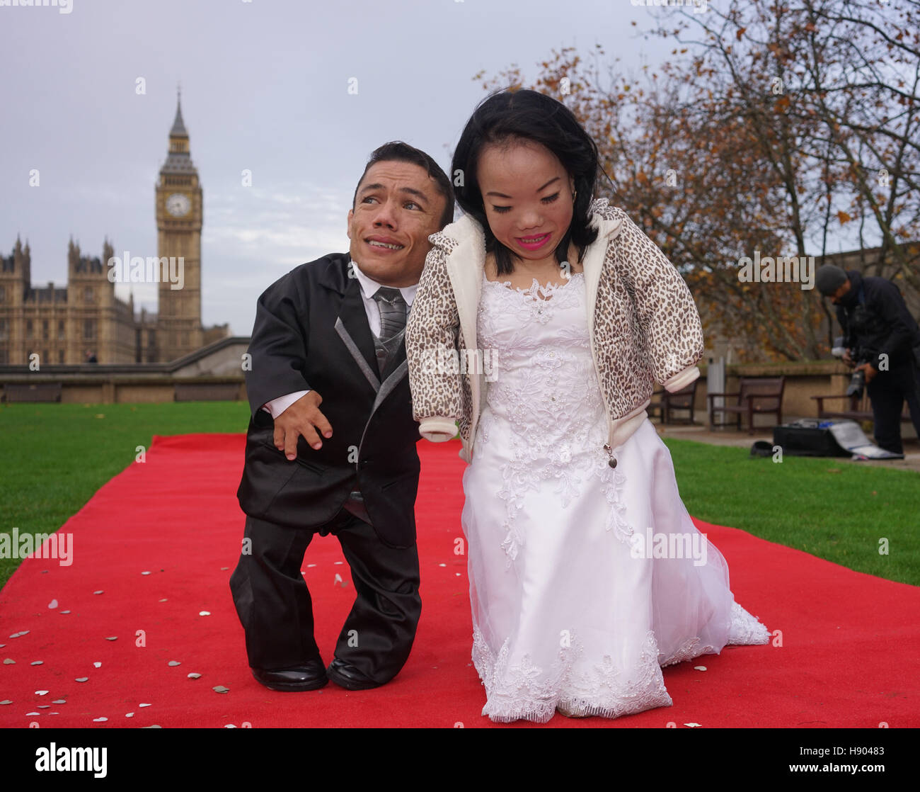 London, England, UK. 17th Nov, 2016. Photocall for The Shortest married ...