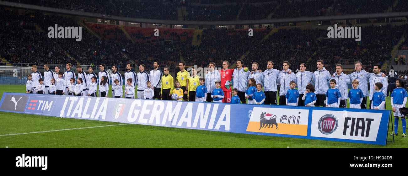 Milan, Italy. 15th Nov, 2016. Two team group line-up Football/Soccer ...