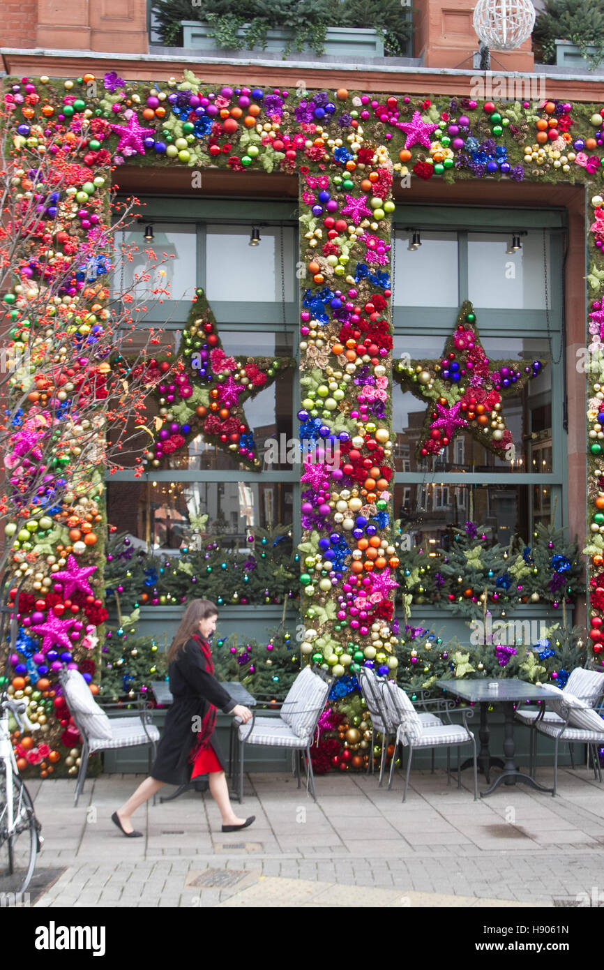 Wimbledon London,UK. 17th November 2016. A shop in Wimbledon High ...