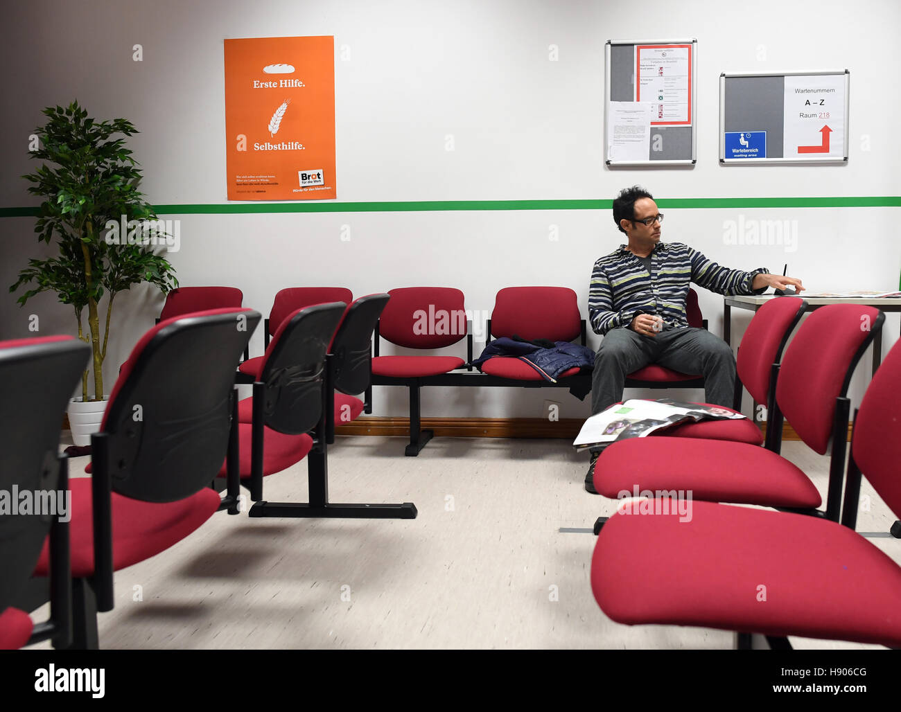 Berlin, Germany. 17th Nov, 2016. Artist Omer Fast in the Gropiusbau in ...