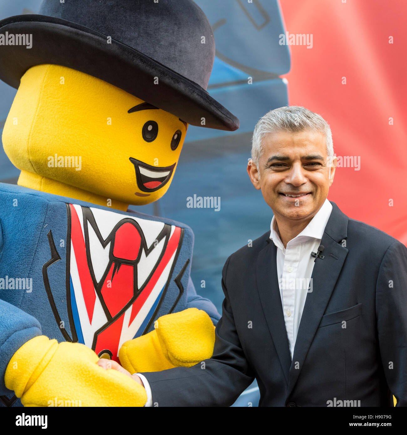 Worlds largest lego store opening hi-res stock photography and images ...