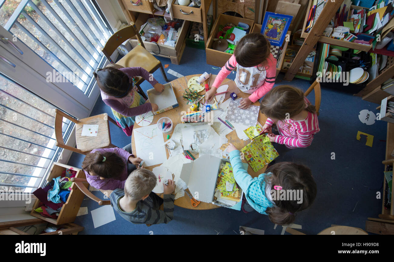 Stuttgart, Germany. 17th Nov, 2016. Children craft in a children's day ...