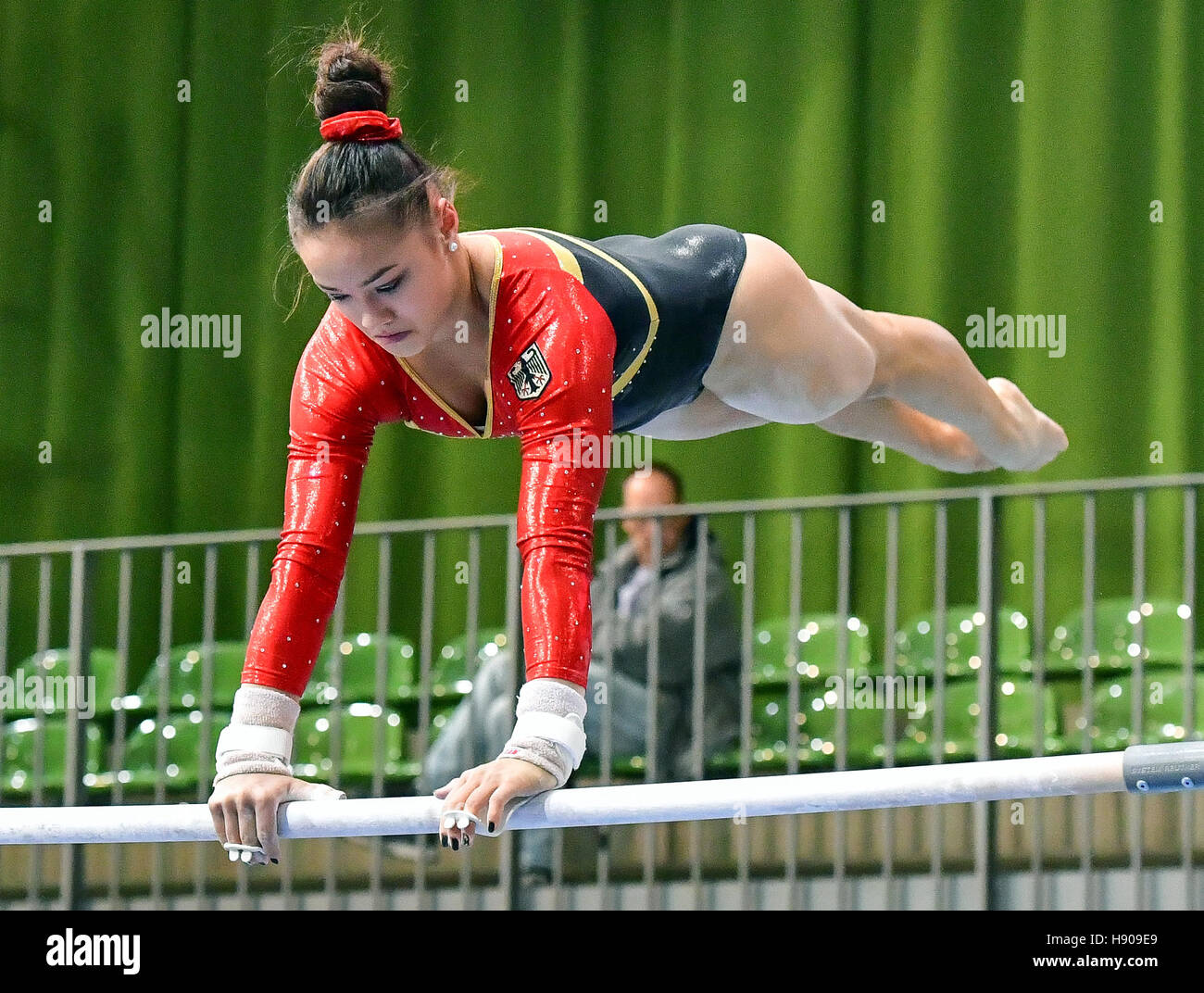Cottbus, Germany. 17th Nov, 2016. 16-year-old German gymnast Kim Janas ...
