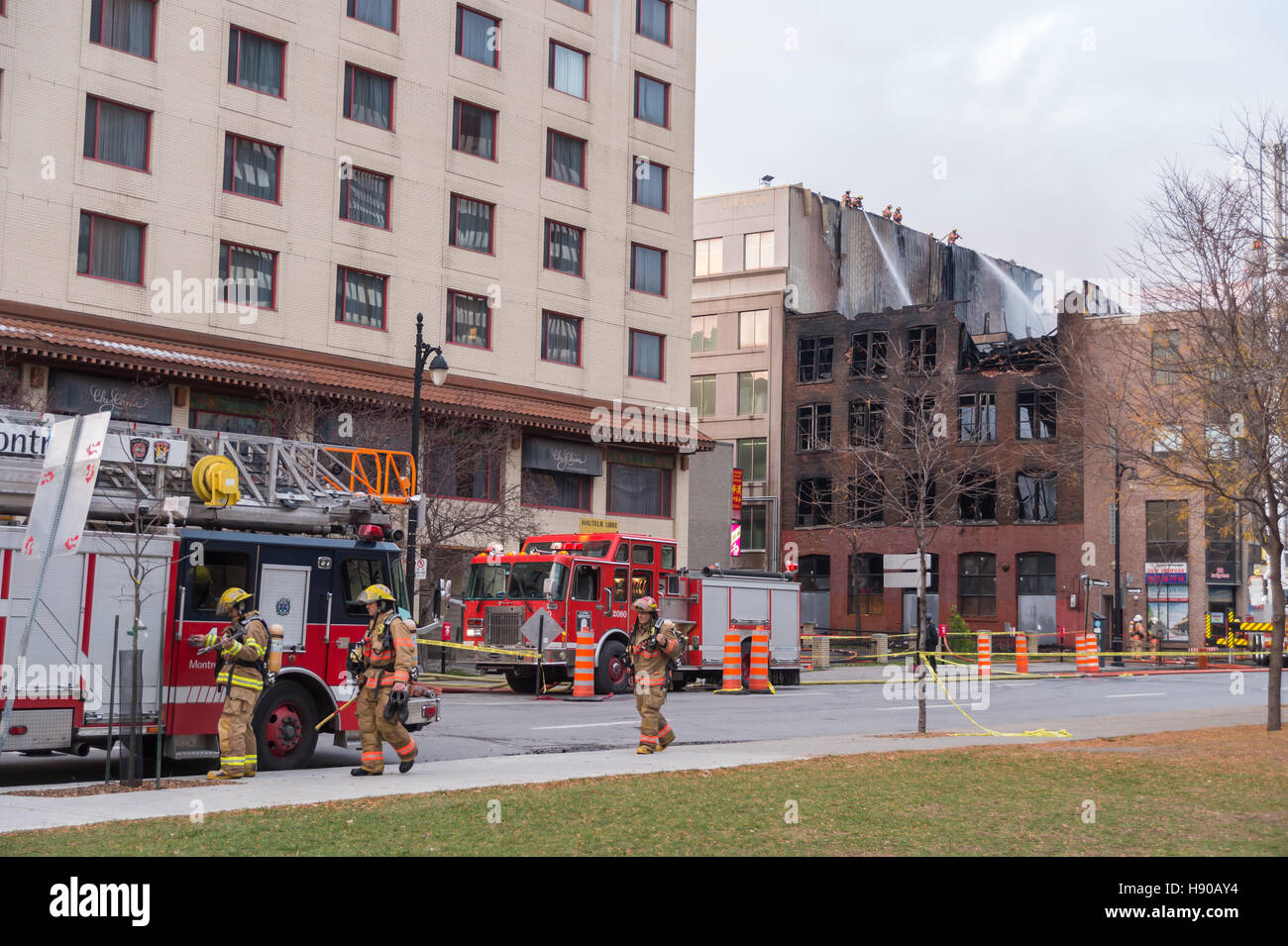 Montreal, Canada. 17th Nov 2016. : Montreal Firefighters work on ...