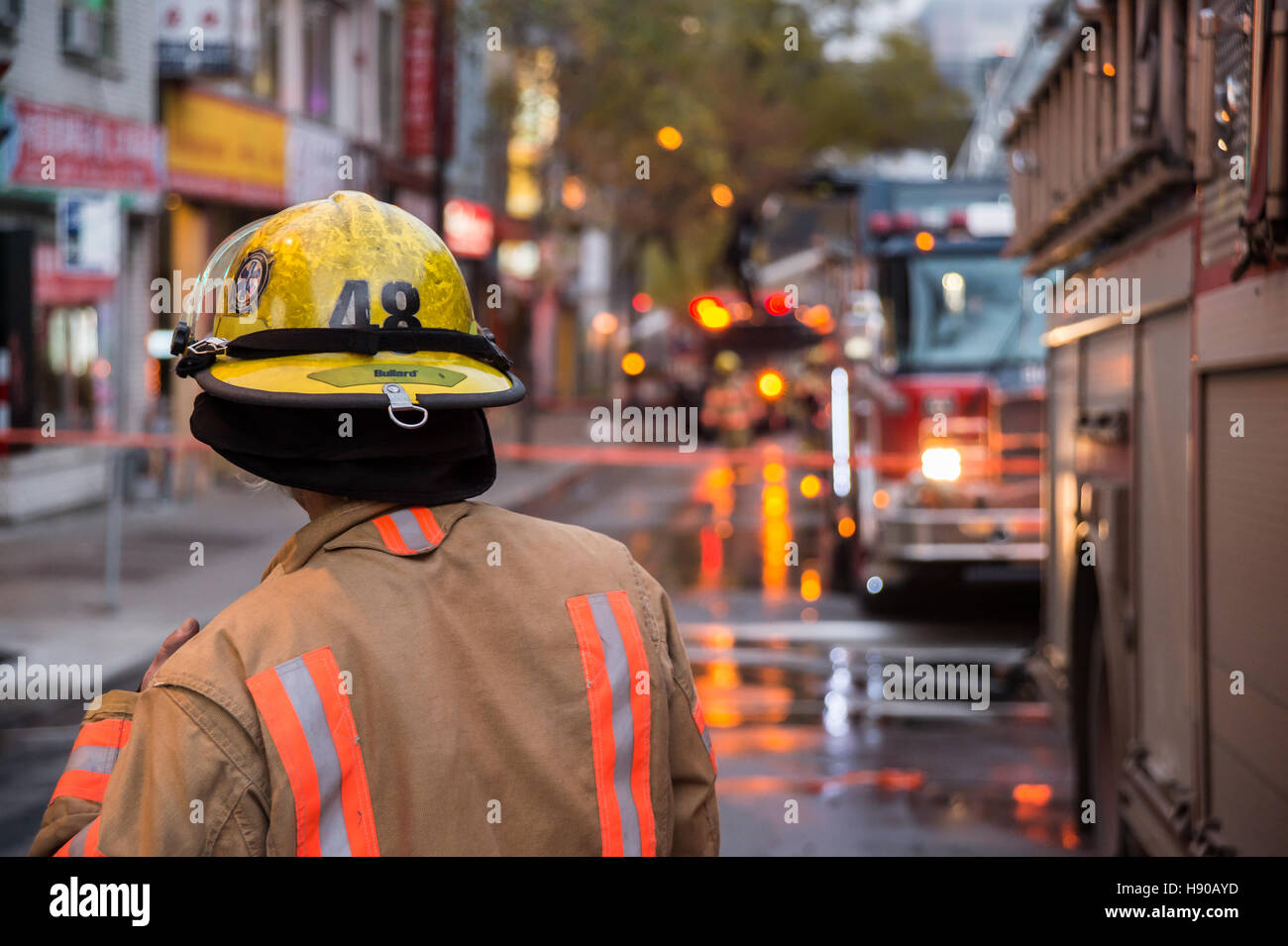 Montreal, Canada. 17th Nov 2016. : Montreal Firefighters work on ...