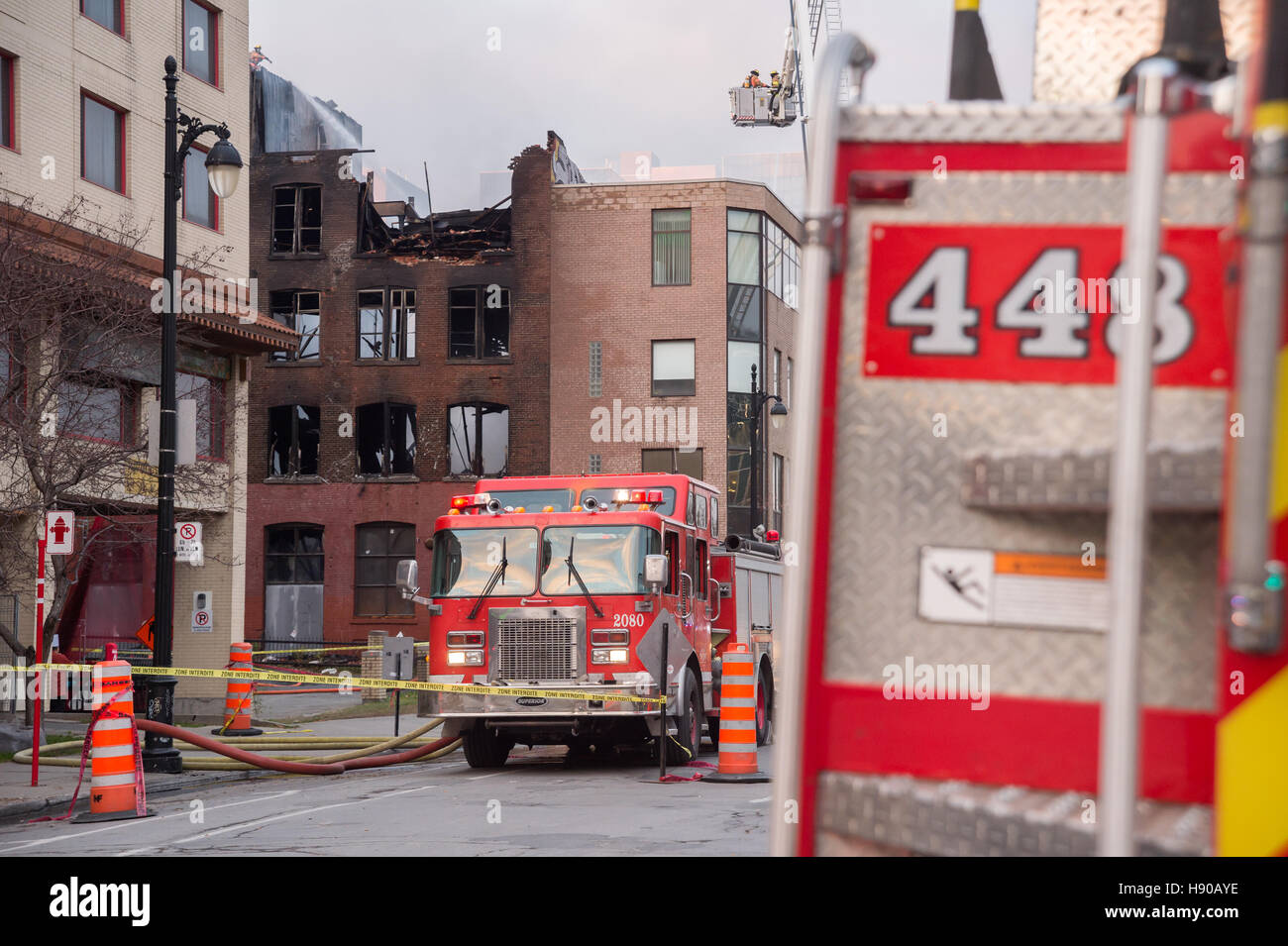 Montreal, Canada. 17th Nov 2016. : Montreal Firefighters work on ...