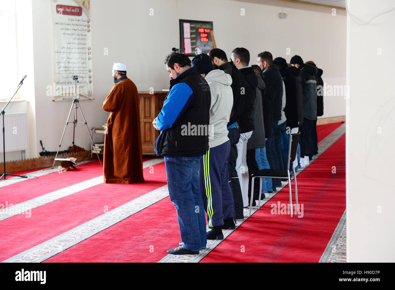 Berlin, Germany. 09th Jan, 2017. Men pray in the Ibramhim al-Khalil ...