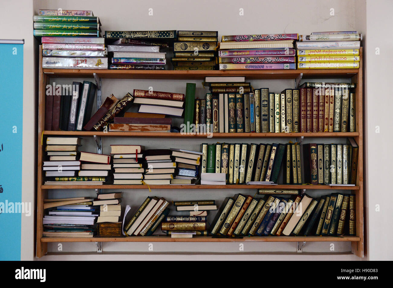 Berlin, Germany. 09th Jan, 2017. A bookshelf in the Ibramhim al-Khalil ...