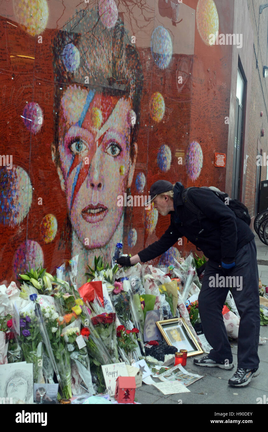 London, UK. 10th Jan, 2017. Fans gather at the David Bowie mural in ...