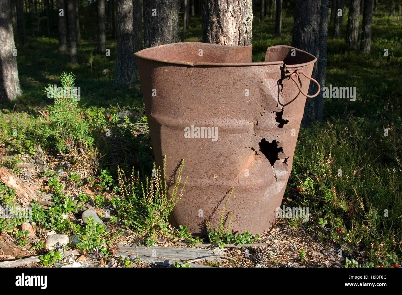 Scrap bucket horizontal hi-res stock photography and images - Alamy