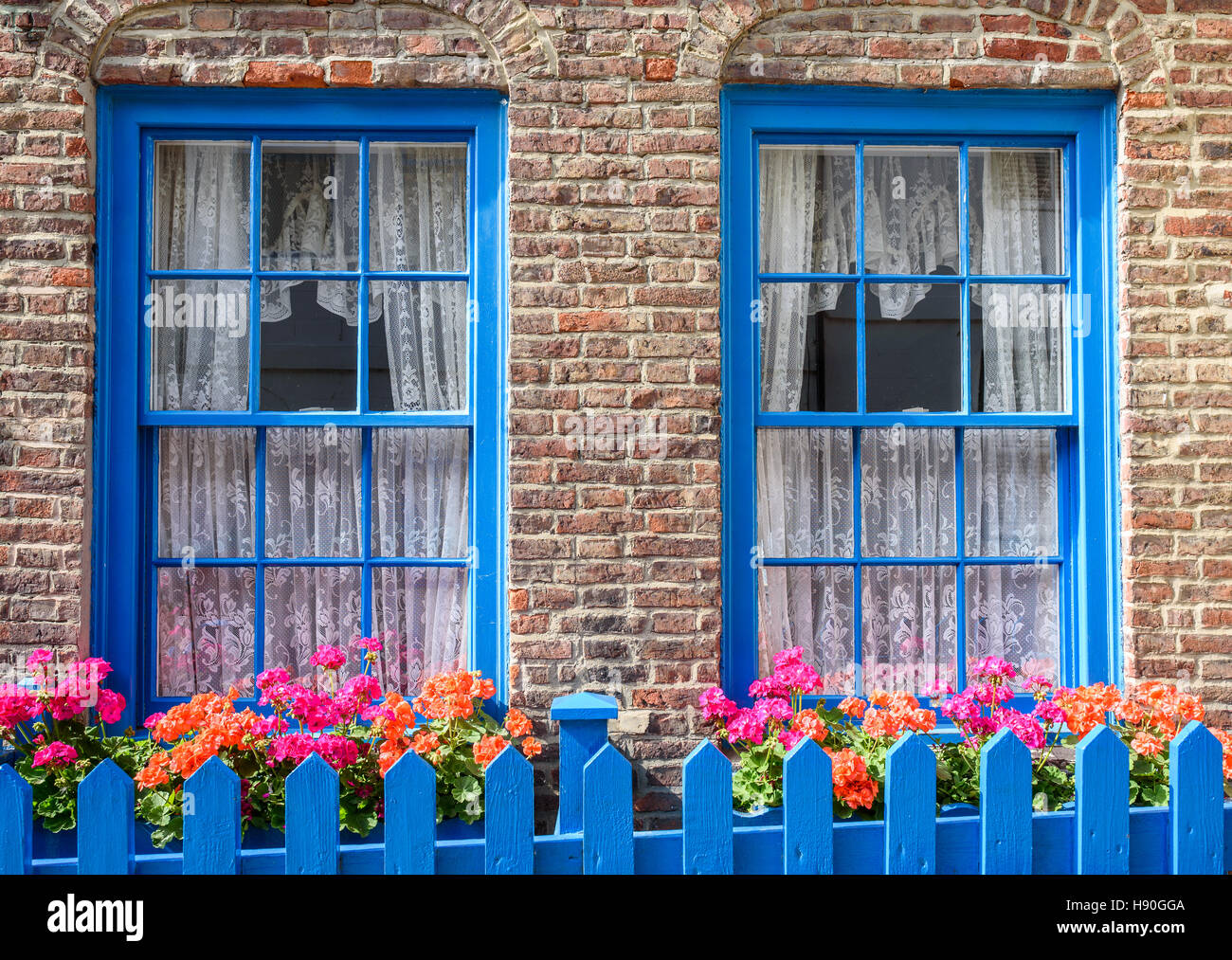 Town cottage victorian terrace house hi-res stock photography and ...
