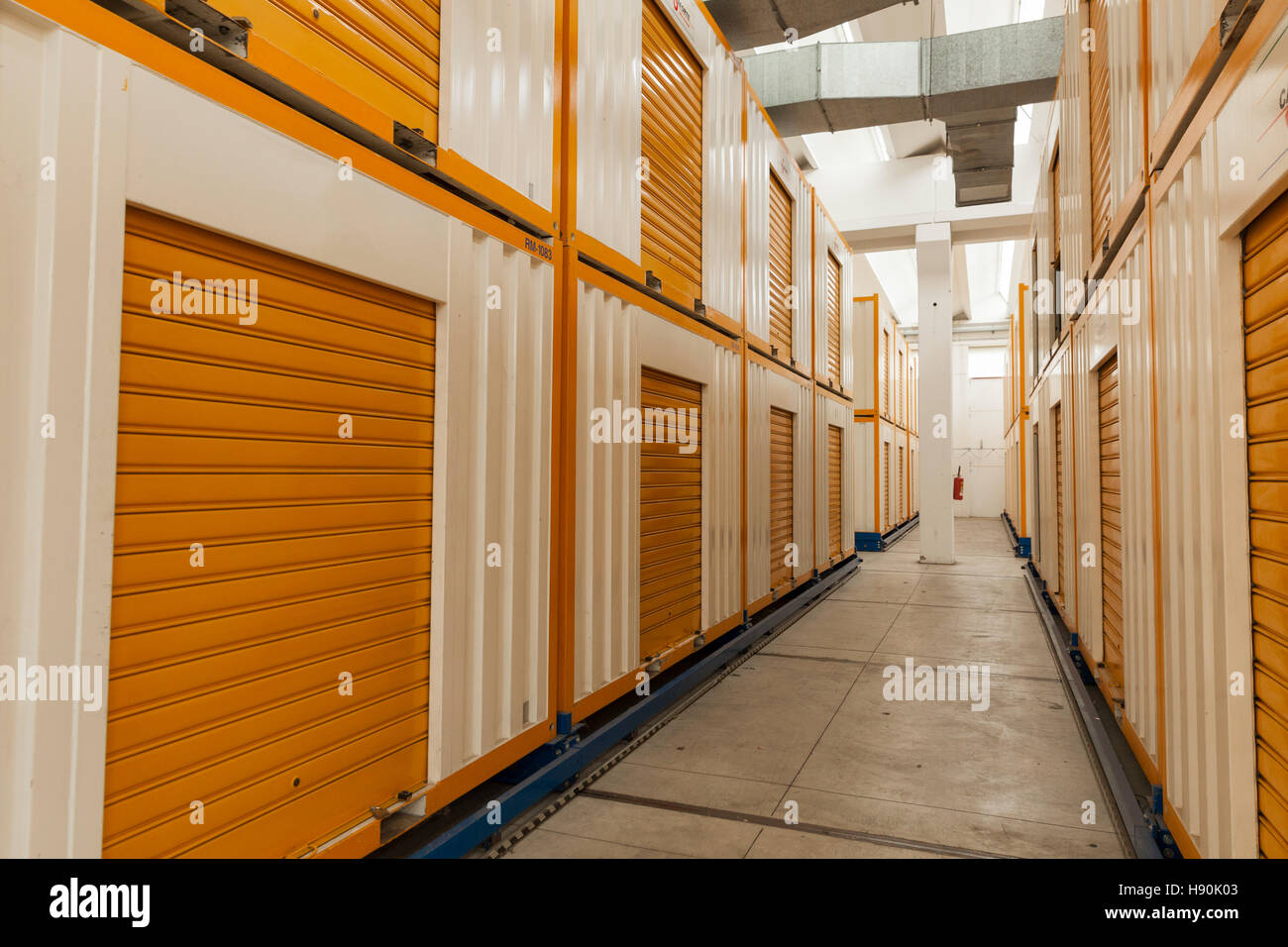Photograph of an empty warehouse Stock Photo - Alamy