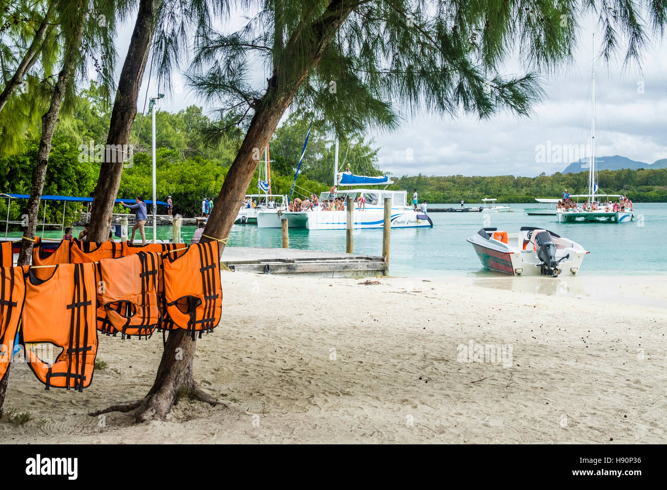 Embarkation activities hi-res stock photography and images - Alamy