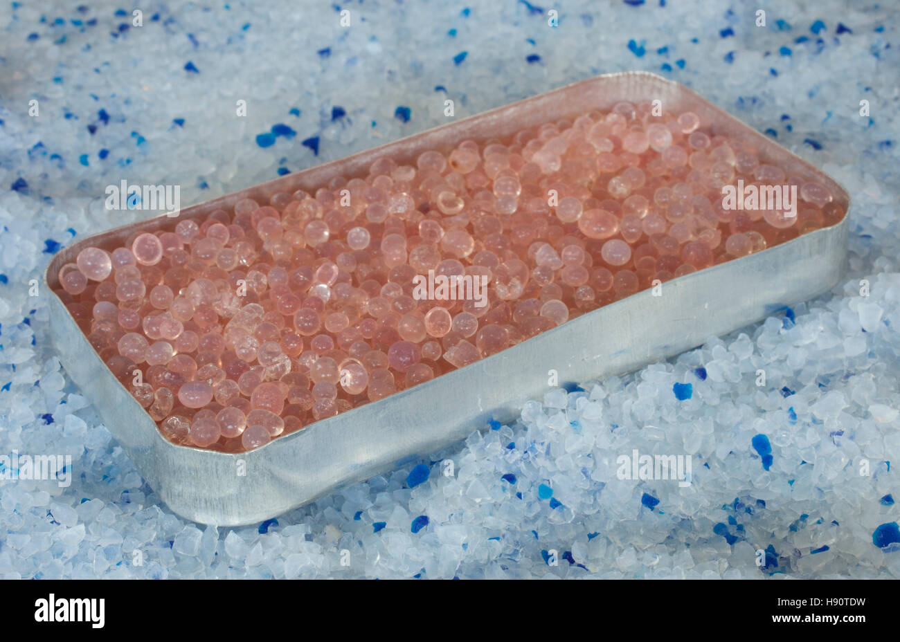 Pink silica gel in a container on top of kitty litter Stock Photo - Alamy