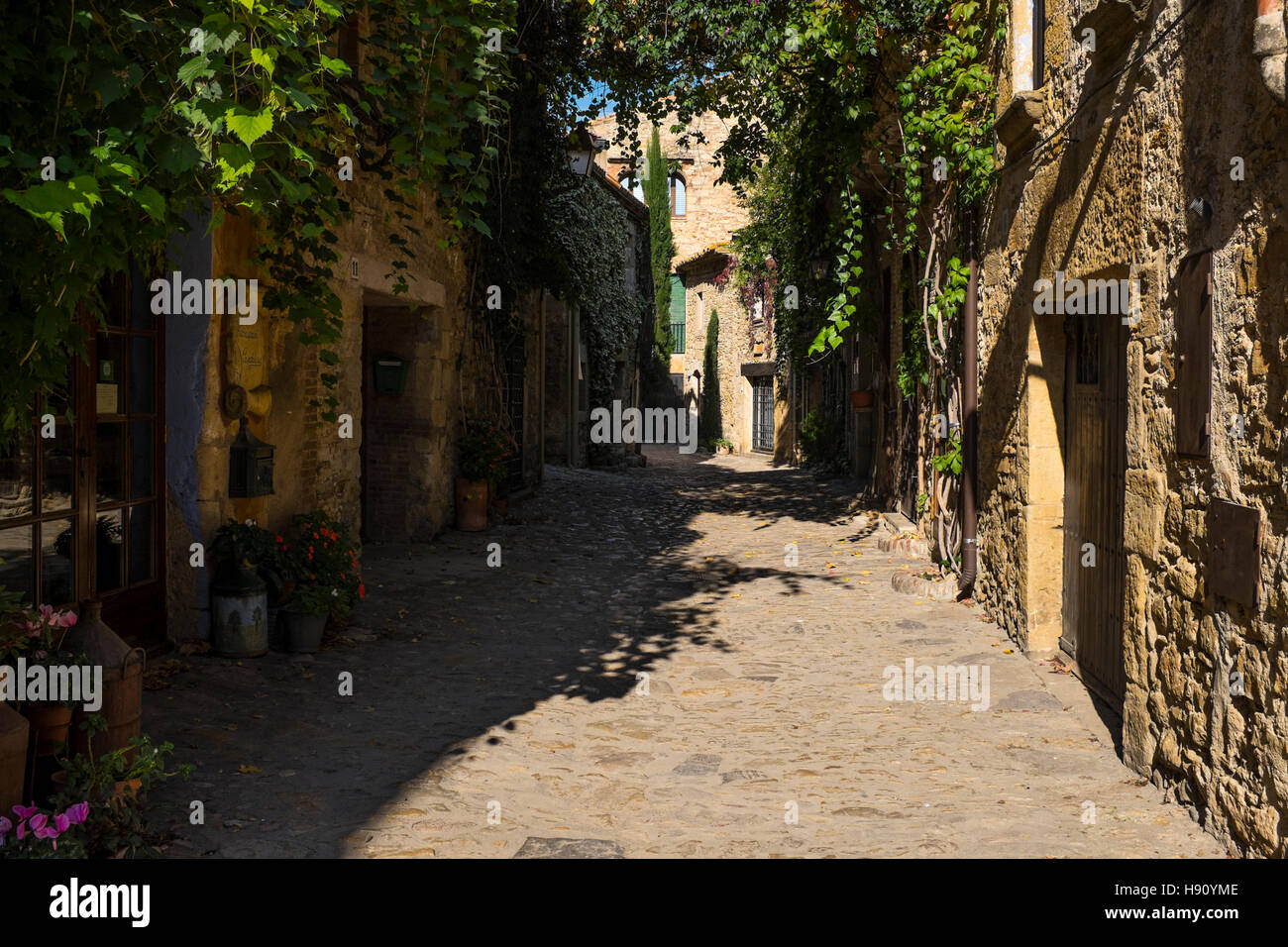 Peratallada street hi-res stock photography and images - Alamy