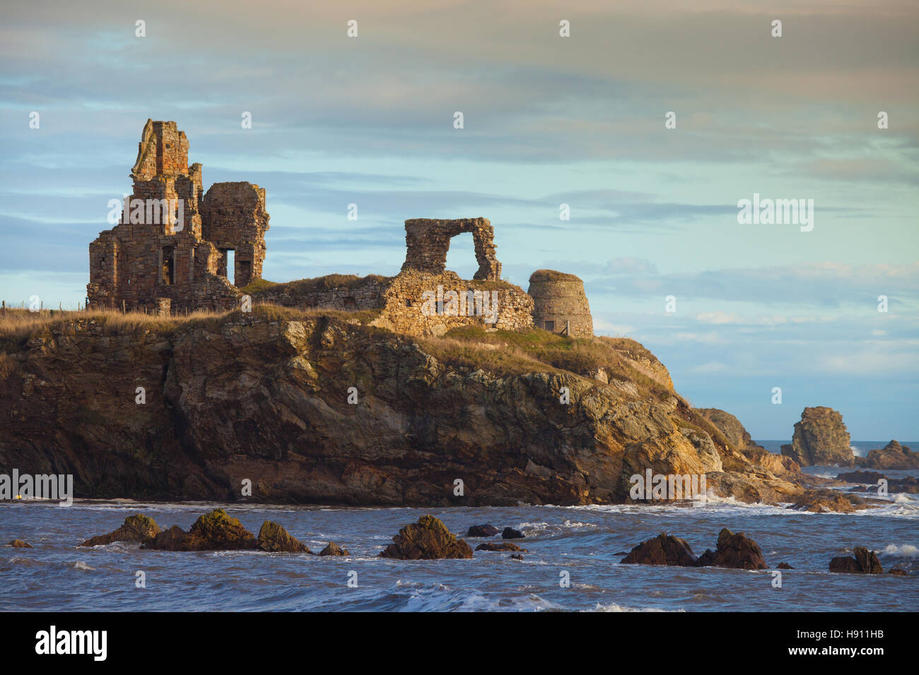 Path to castle hi-res stock photography and images - Alamy