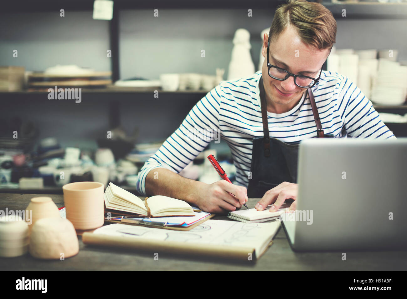 Craftsman artist pottery skill technology hi-res stock photography and ...