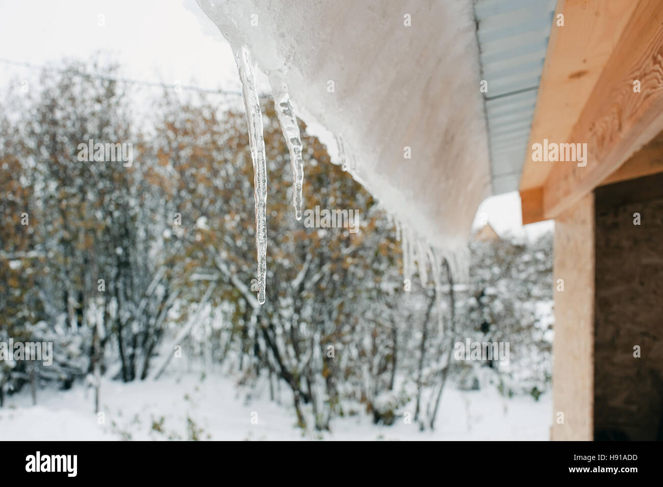 Hanging snowdrift hi-res stock photography and images - Alamy