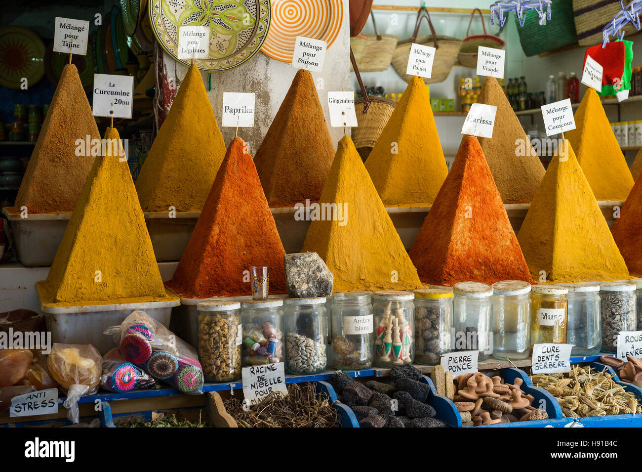 Spice pyramids in moroccan souk hi-res stock photography and images - Alamy