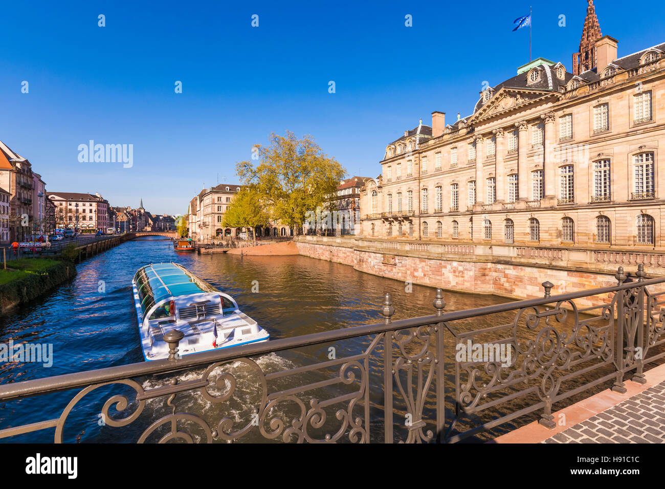 Frankreich, Elsass, Straßburg, Palais Rohan, Fluss L'Ill, Ausflugsboot ...