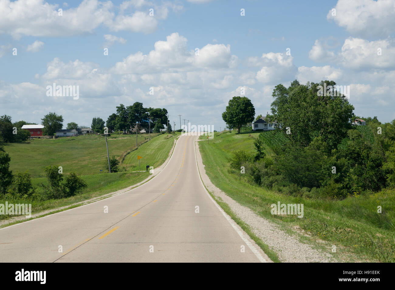 Farmhouse usa country road hi-res stock photography and images - Alamy