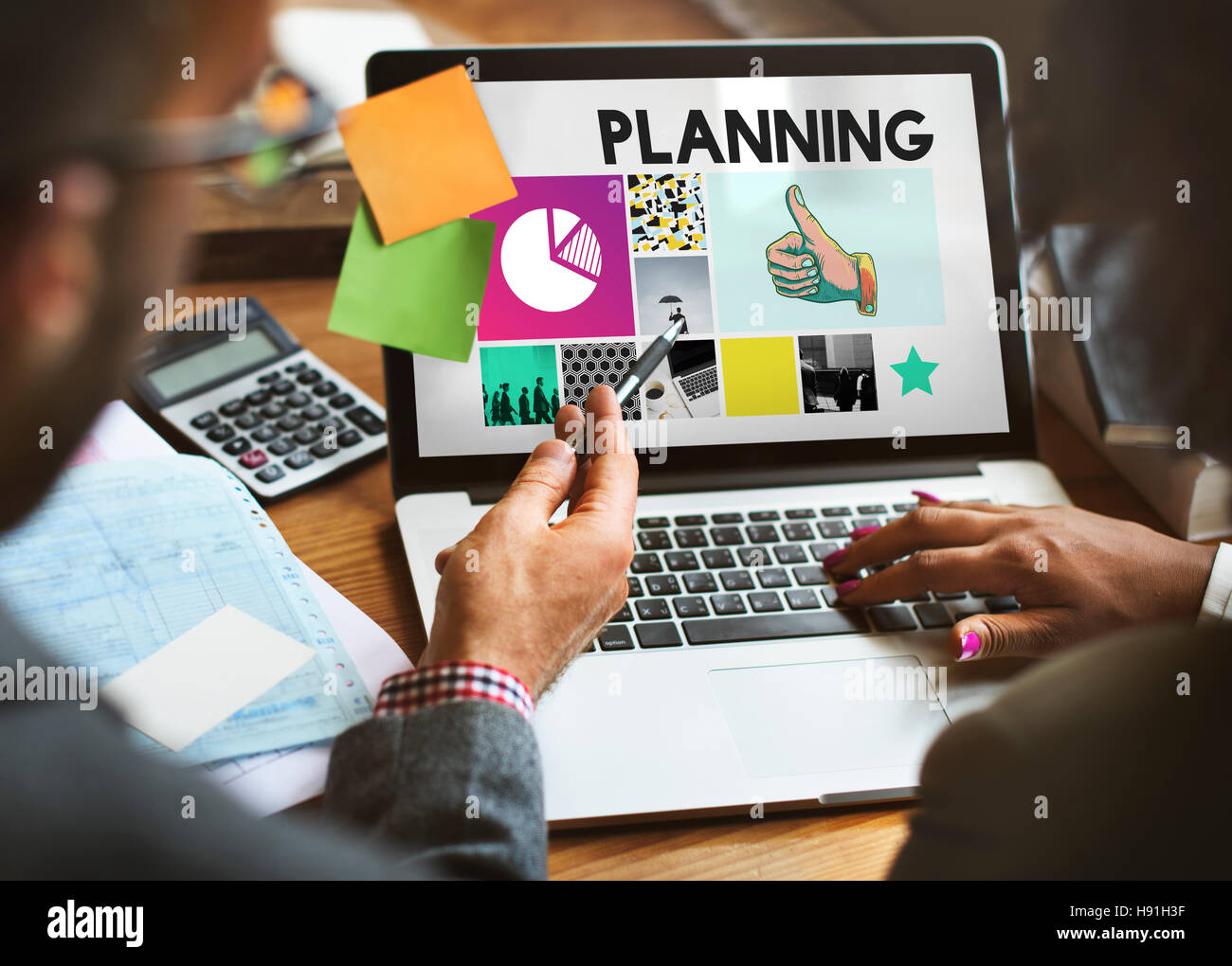 Thumbs up logo hi-res stock photography and images - Alamy
