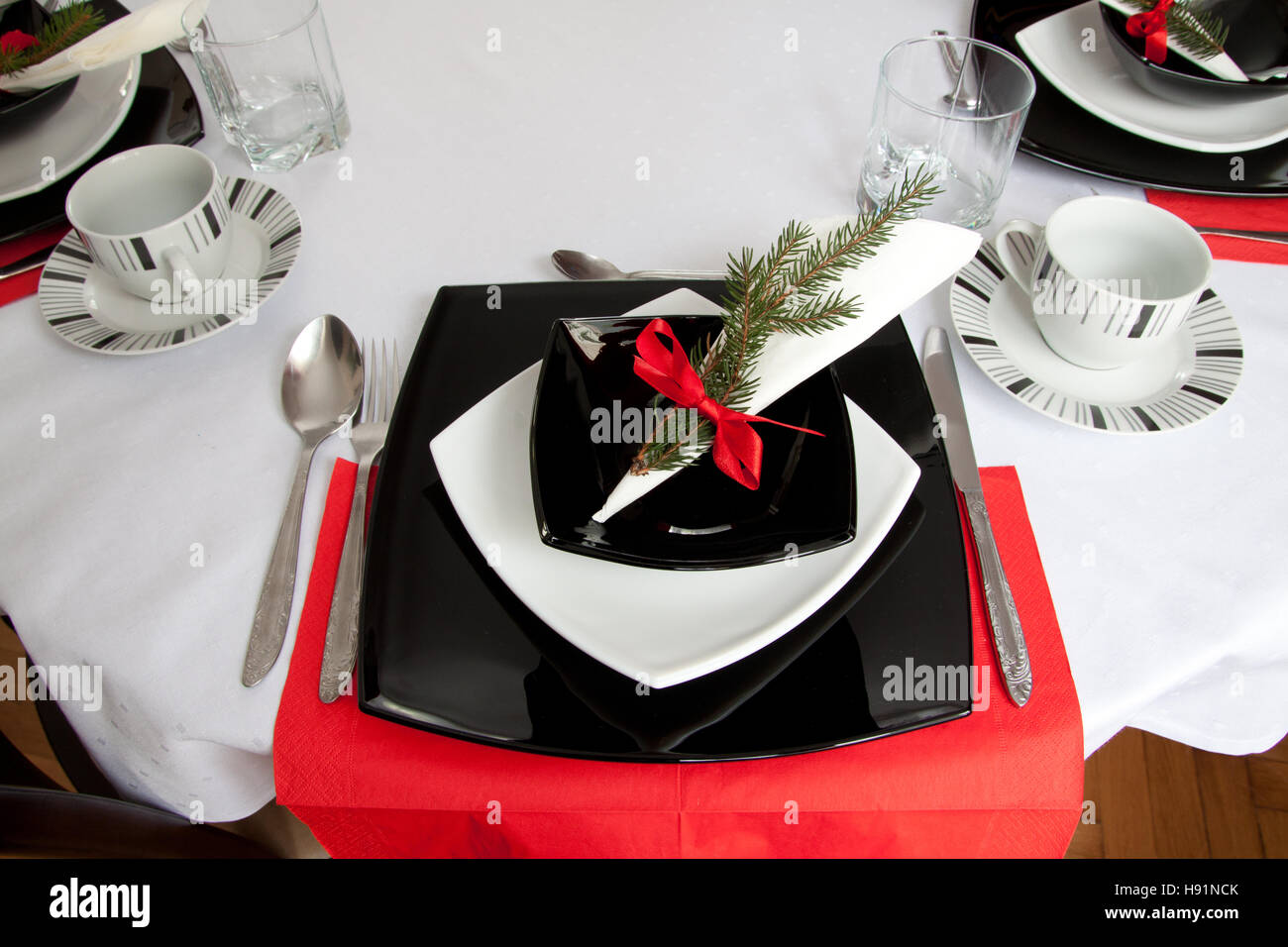 empty table setting at restaurant waiting for dinner Stock Photo - Alamy