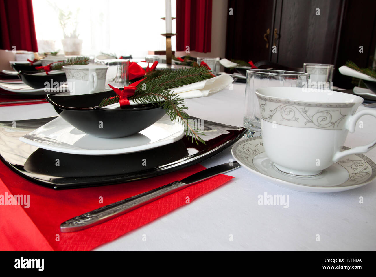 empty table setting at restaurant waiting for dinner Stock Photo - Alamy