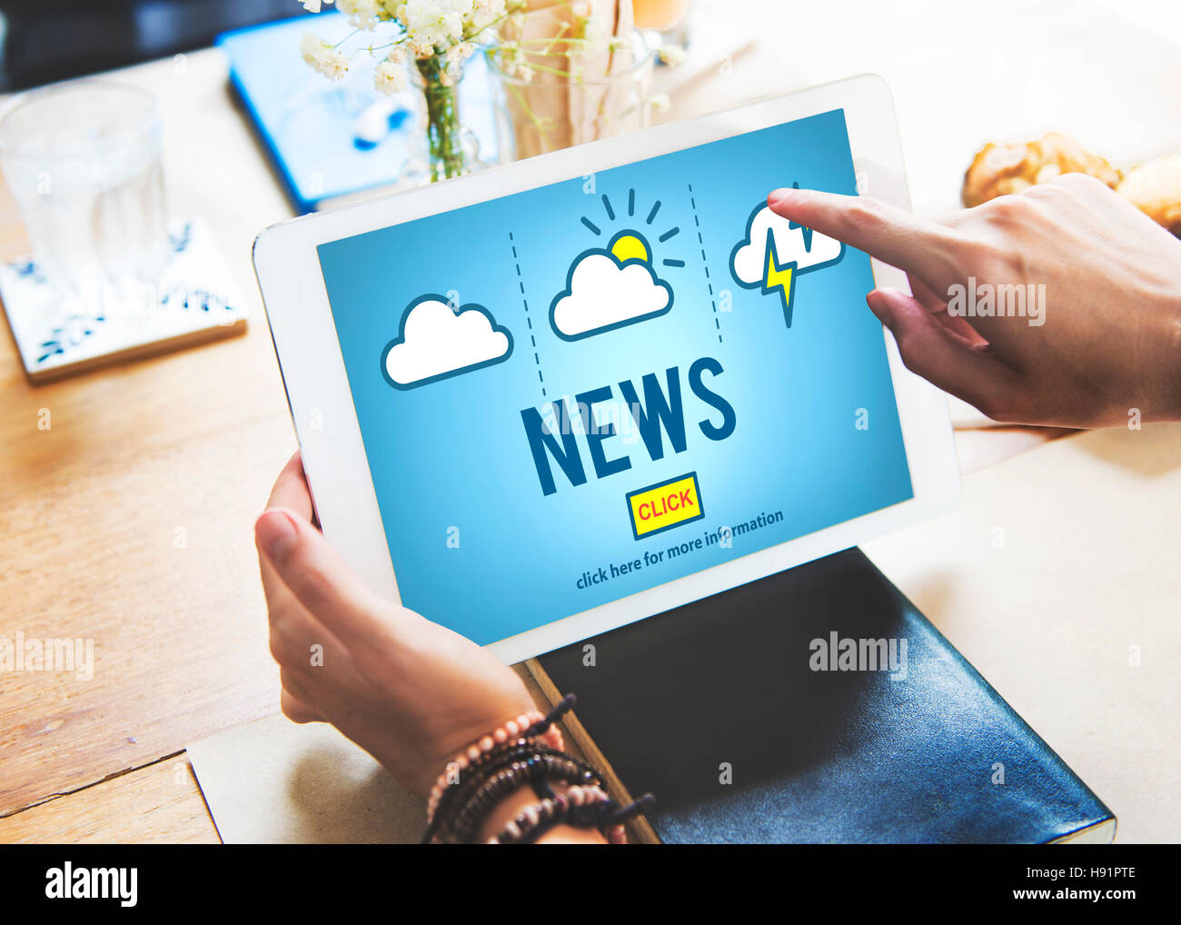 News media report hi-res stock photography and images - Alamy