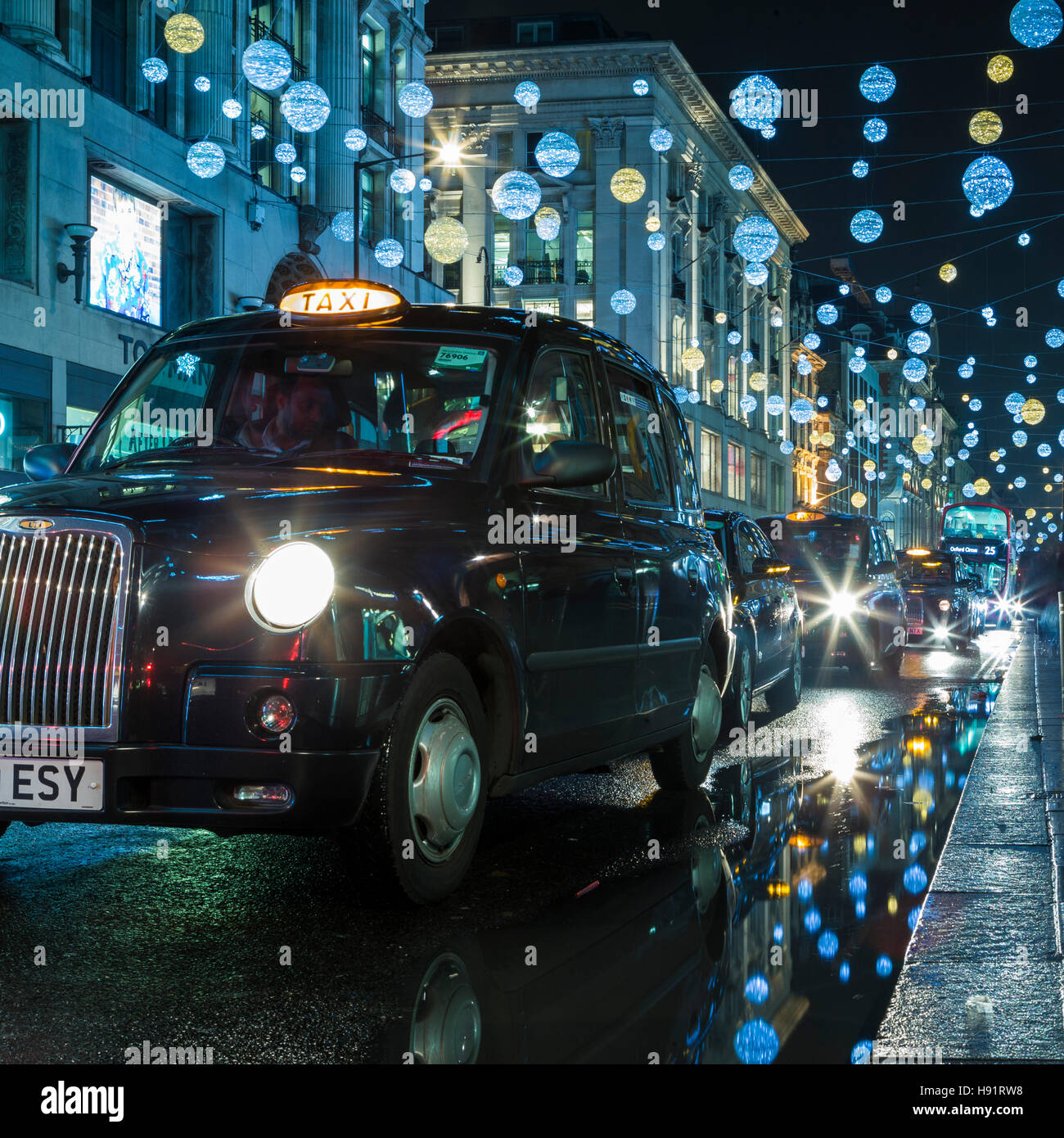 Traffic on oxford street hi-res stock photography and images - Alamy