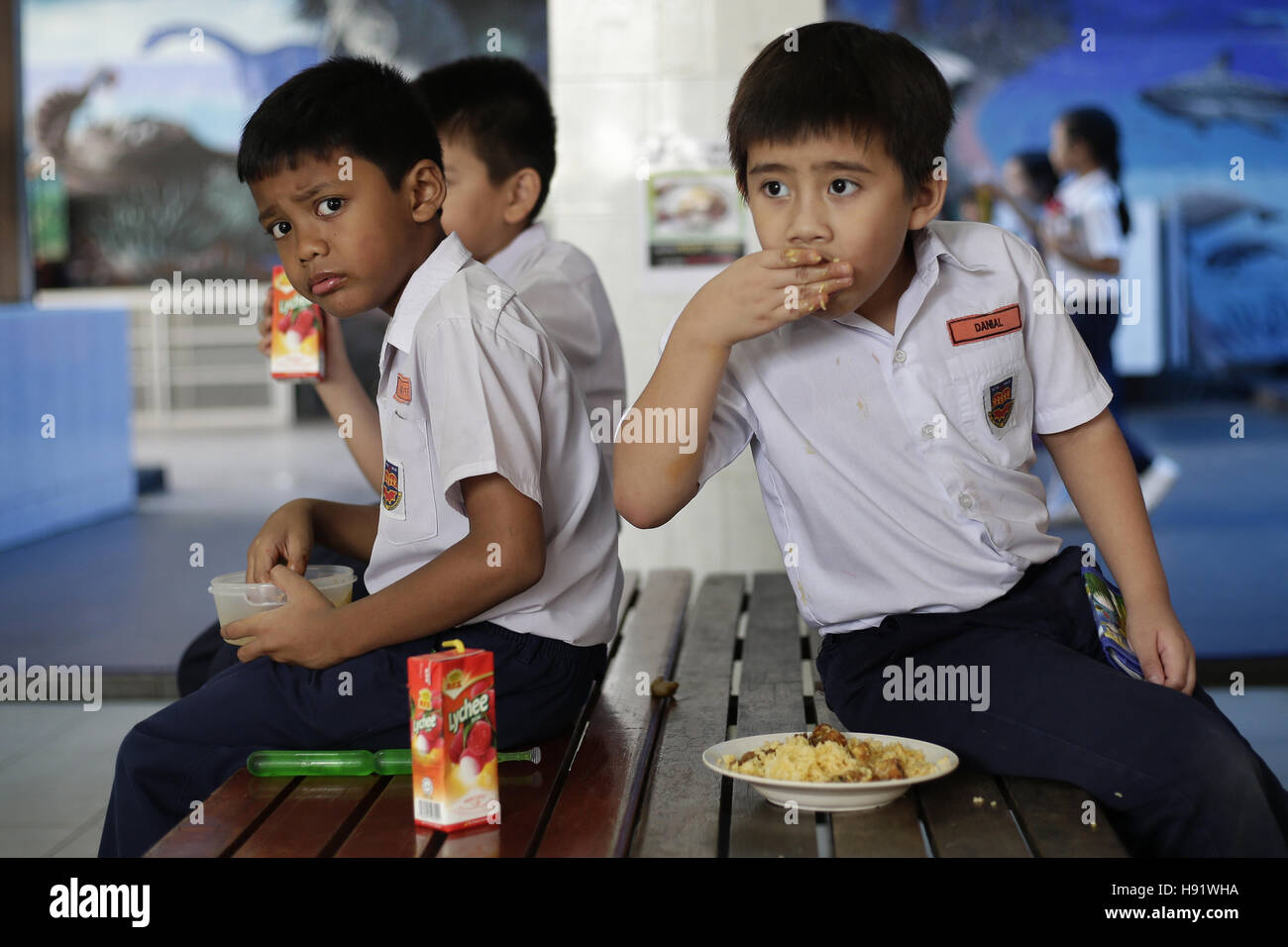 Kuala Lumpur, Malaysia. 17th Nov 2016. Elementary school students ...
