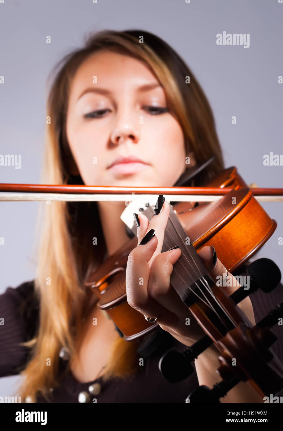 Woman playing on violin Stock Photo - Alamy
