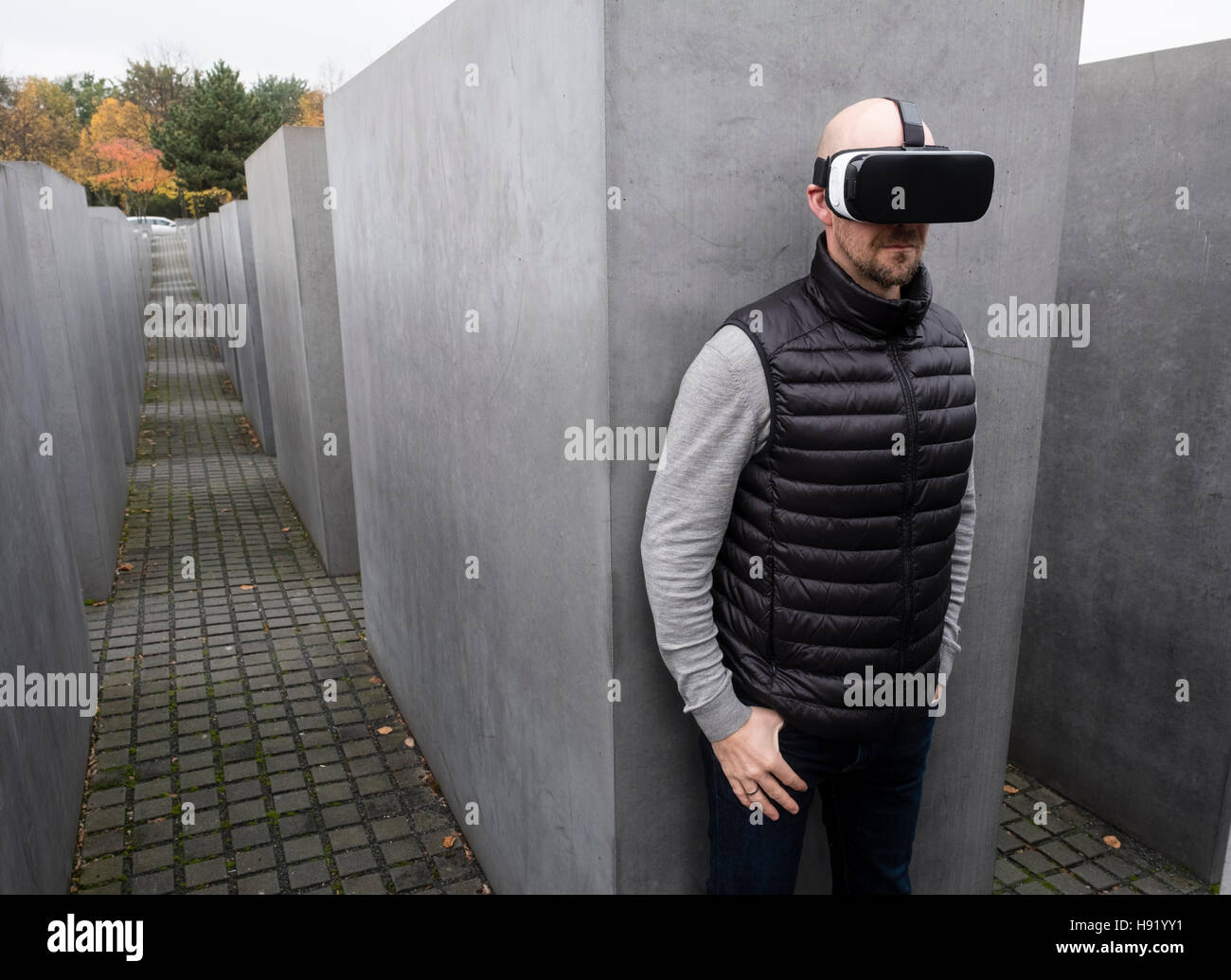 Man vr headset in hi-res stock photography and images - Alamy