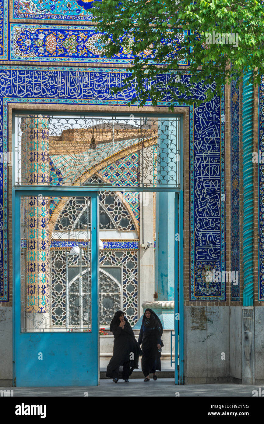 Iran shiraz women chador hi-res stock photography and images - Alamy