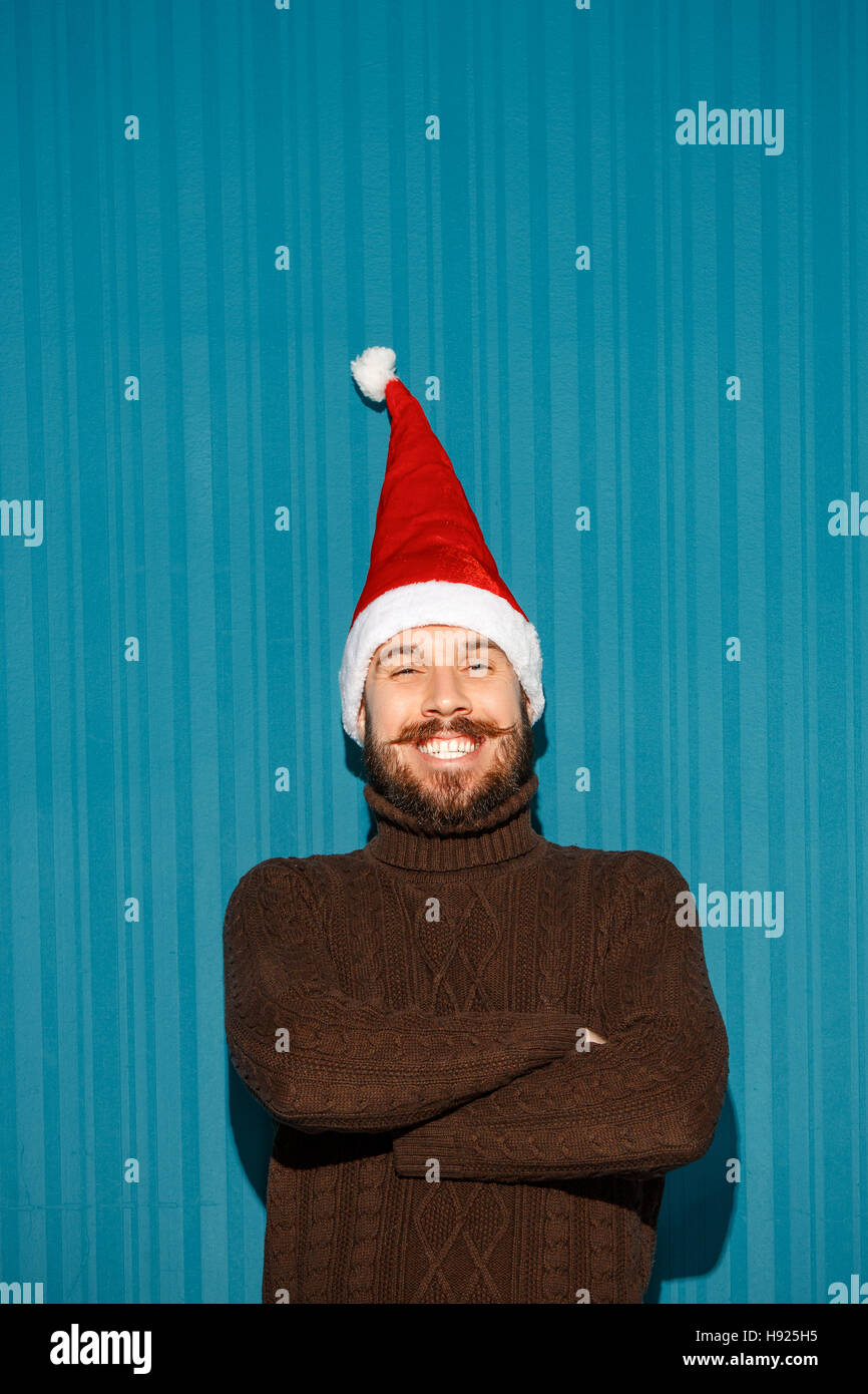 Smiling christmas man wearing a santa hat Stock Photo - Alamy