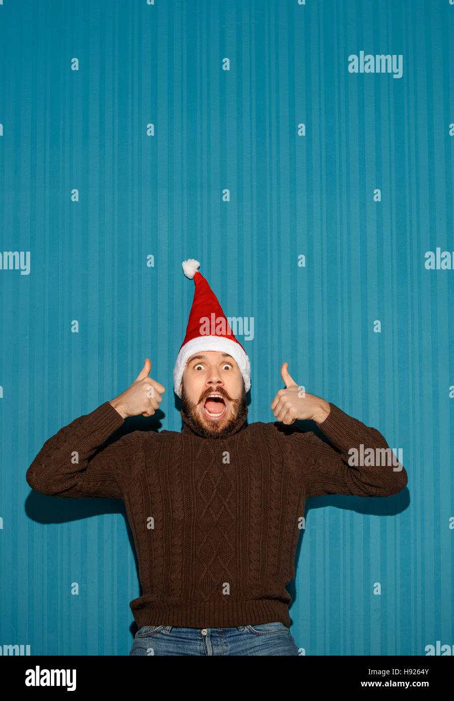 Smiling christmas man wearing a santa hat Stock Photo - Alamy
