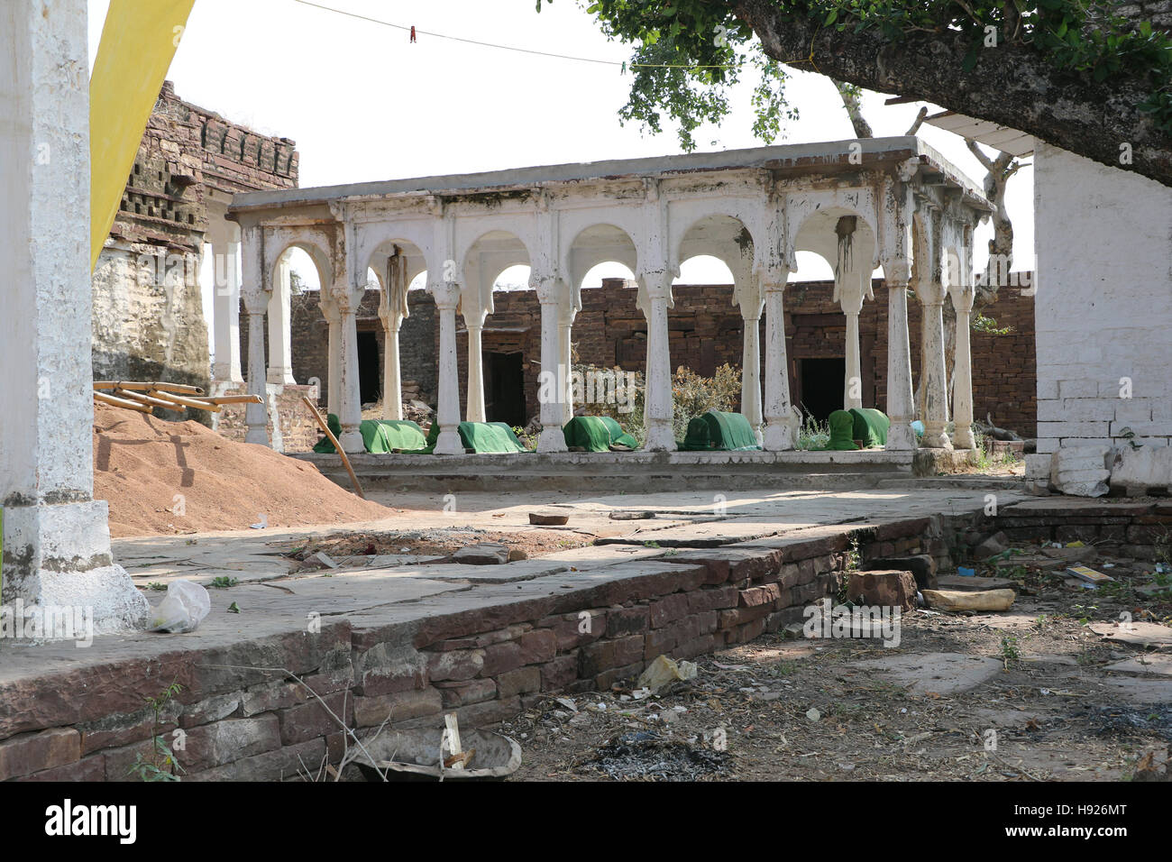 Dargah grave hi-res stock photography and images - Alamy