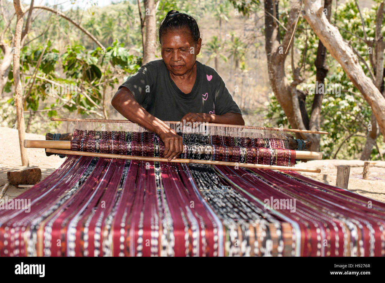 Indonesian woman weaving hi-res stock photography and images - Alamy
