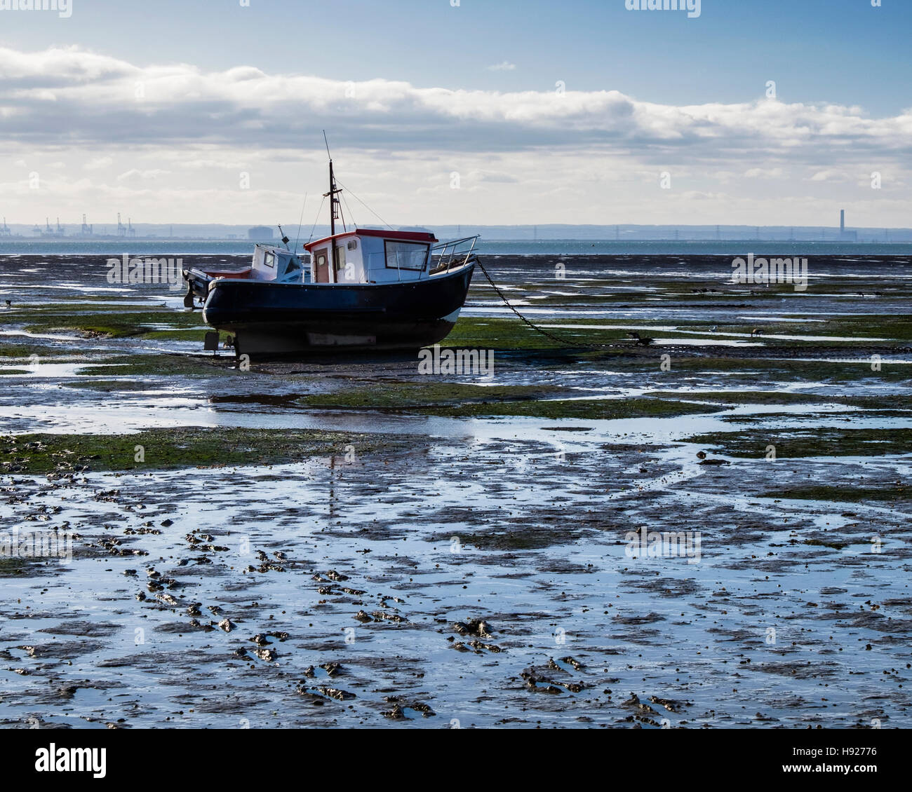 Dry riverbed england hi-res stock photography and images - Alamy