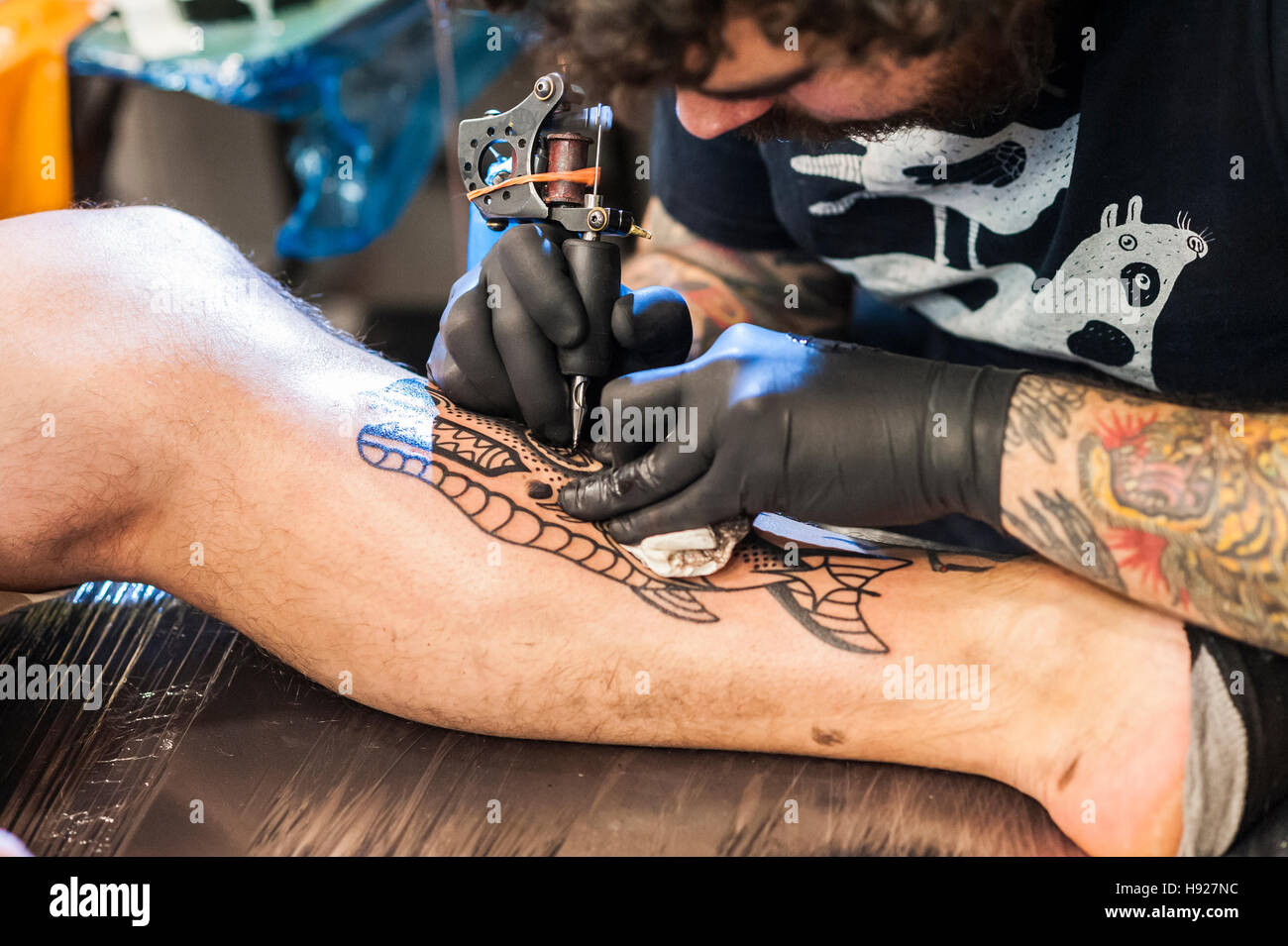 Man being tattooed hi-res stock photography and images - Alamy