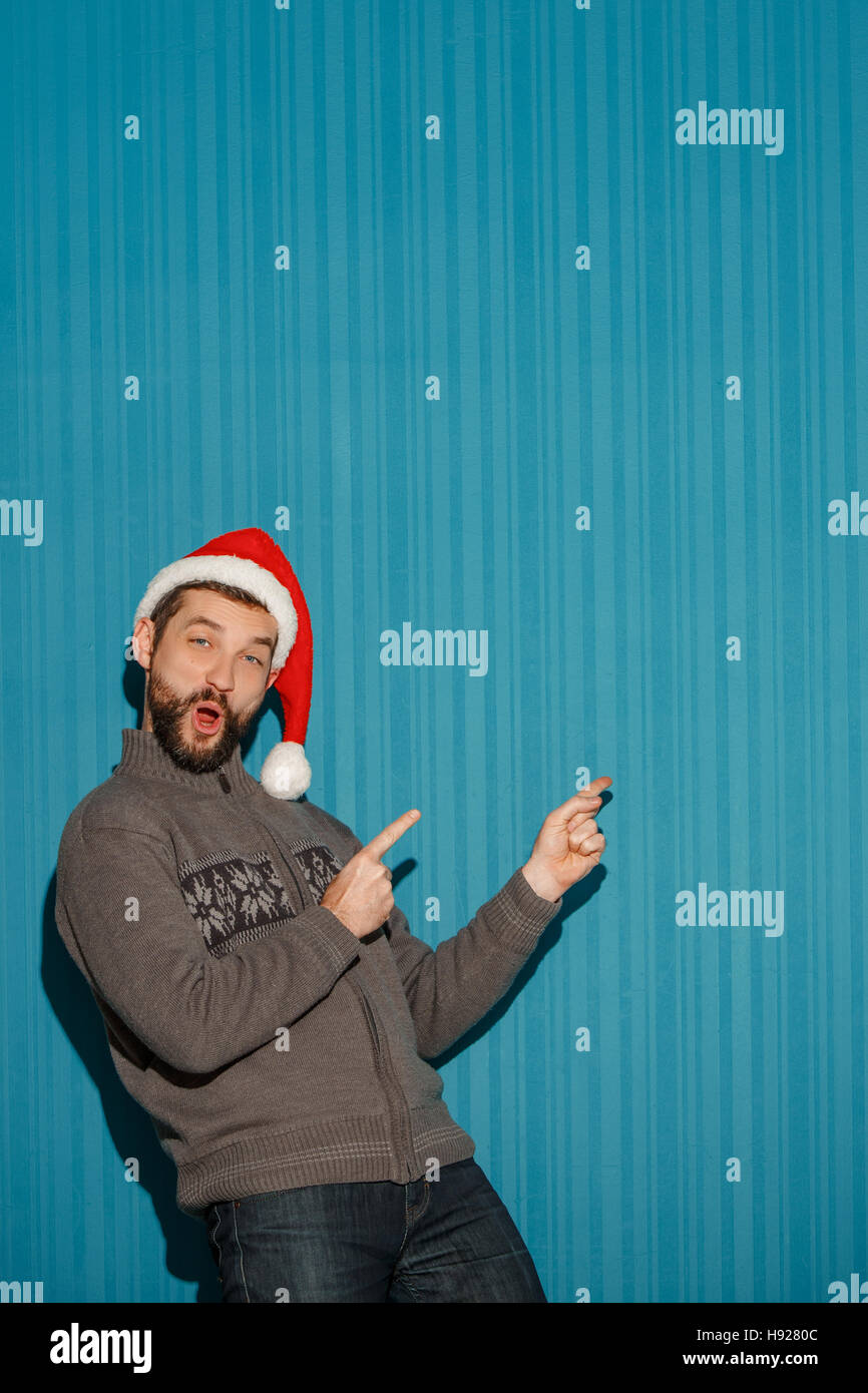 Smiling christmas man wearing a santa hat Stock Photo - Alamy