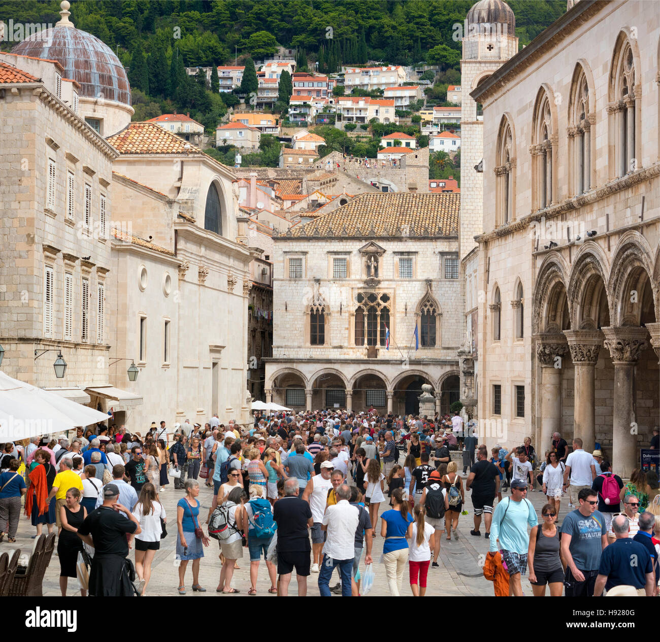 Crowded Gundilic Square in Old Dubrovnik in Croatia Stock Photo - Alamy