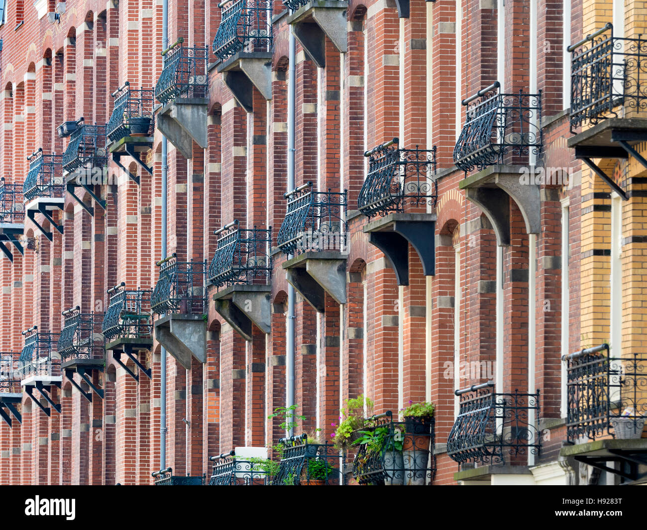 Amsterdam row houses hi-res stock photography and images - Alamy