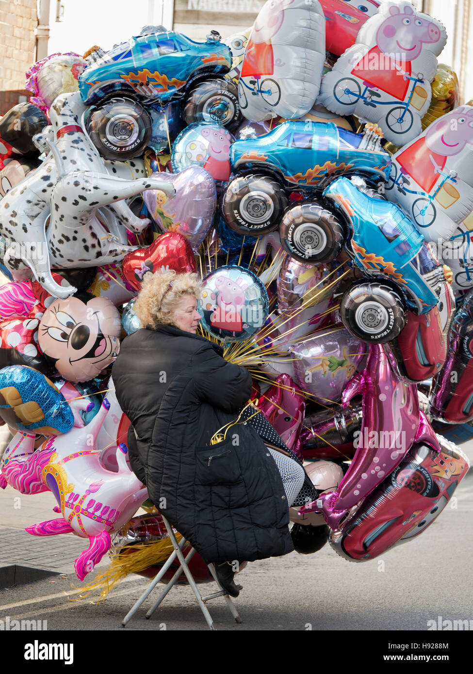 A woman selling balloons in Abingdon in Oxfordshire Stock Photo - Alamy