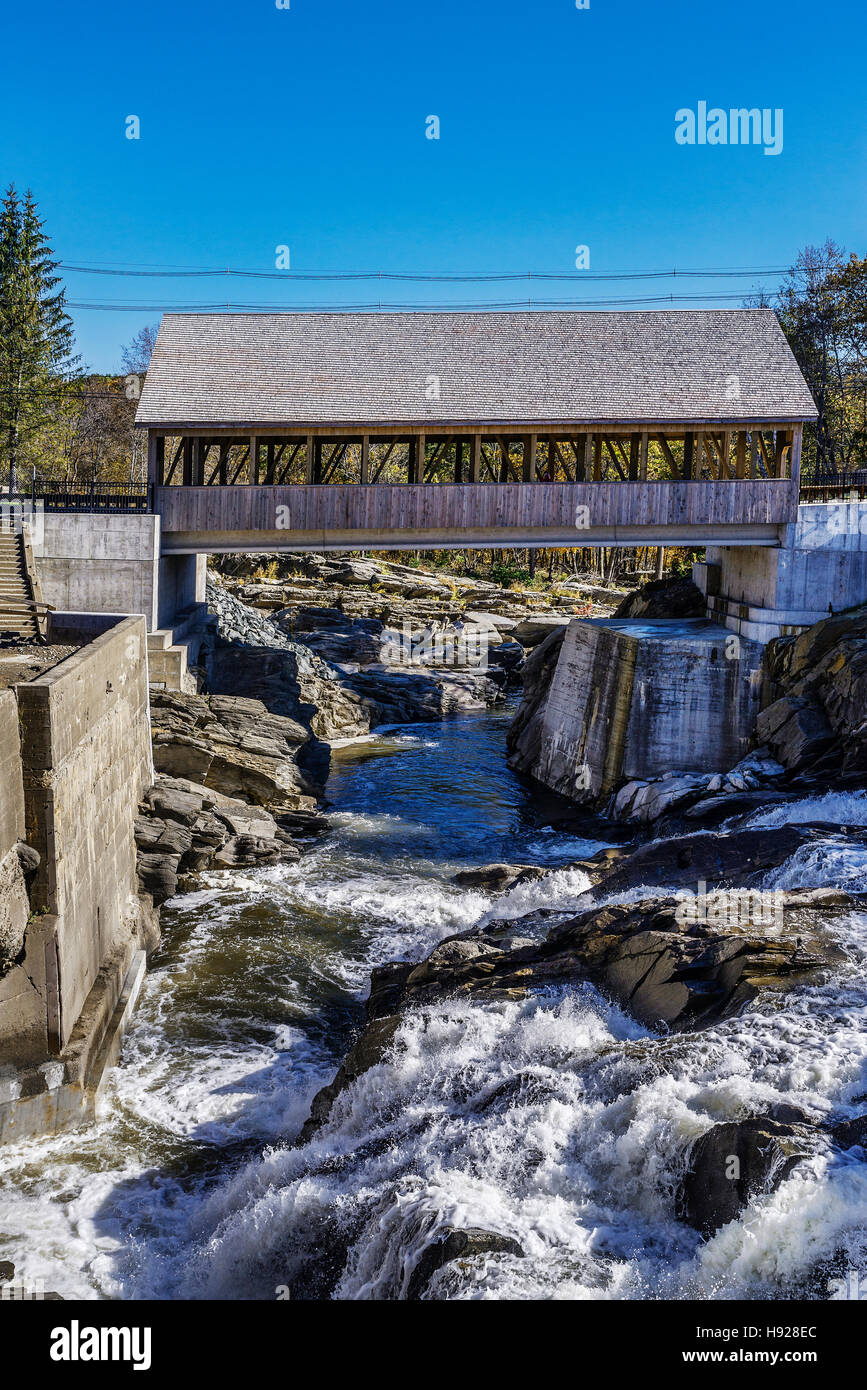 Quechee covered bridge Stock Photo - Alamy