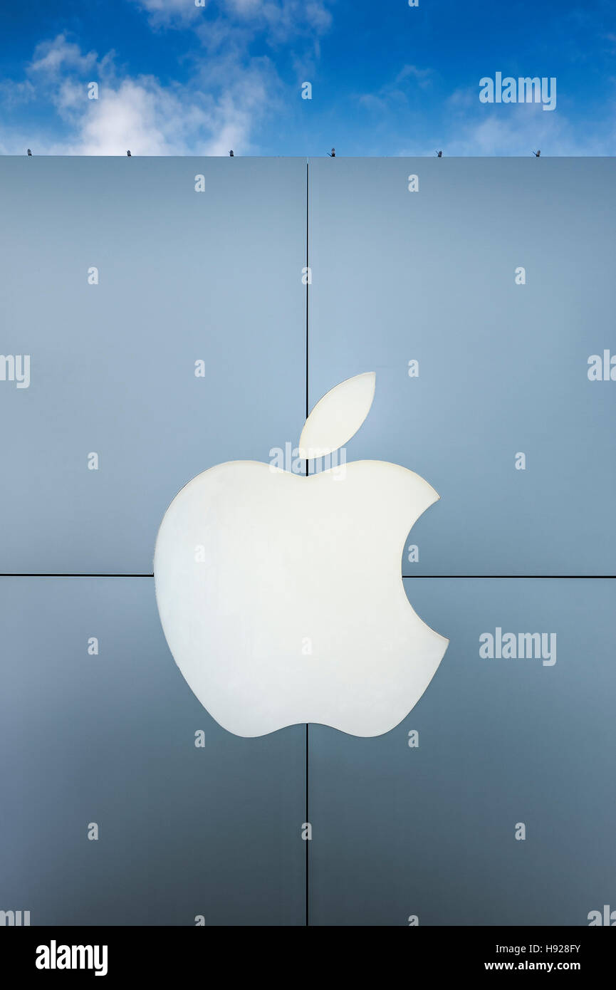 Exterior of an Apple Store with logo Stock Photo - Alamy