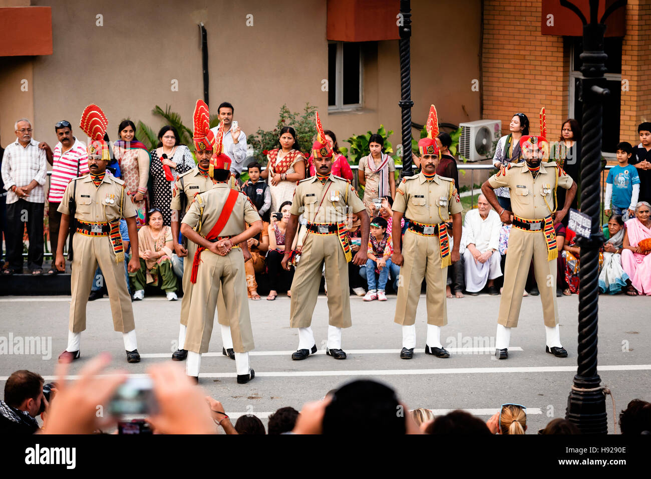 India Pakistan border changing of the guards ceremony Stock Photo - Alamy
