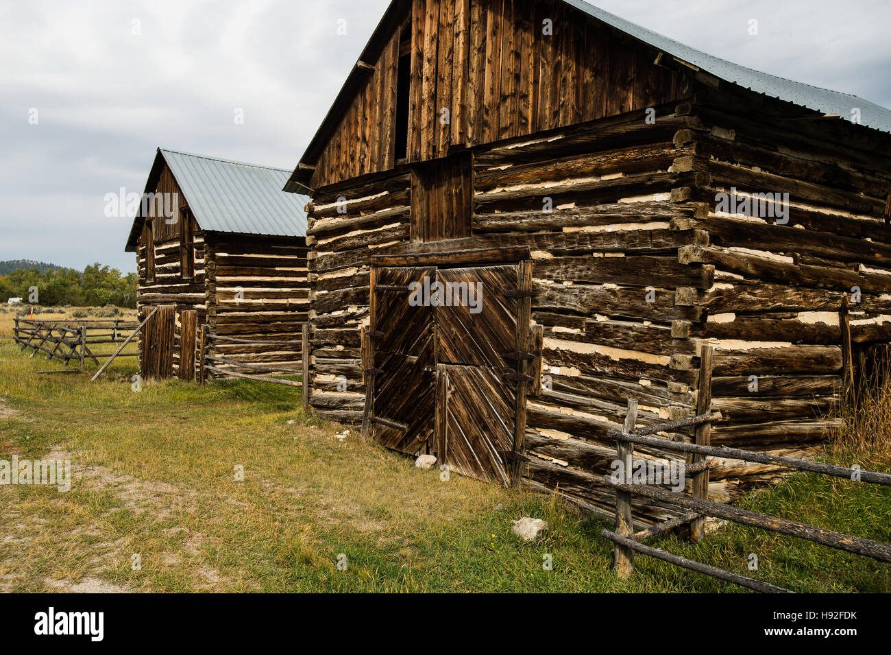 Old log cabin barn in the mountains Stock Photo - Alamy